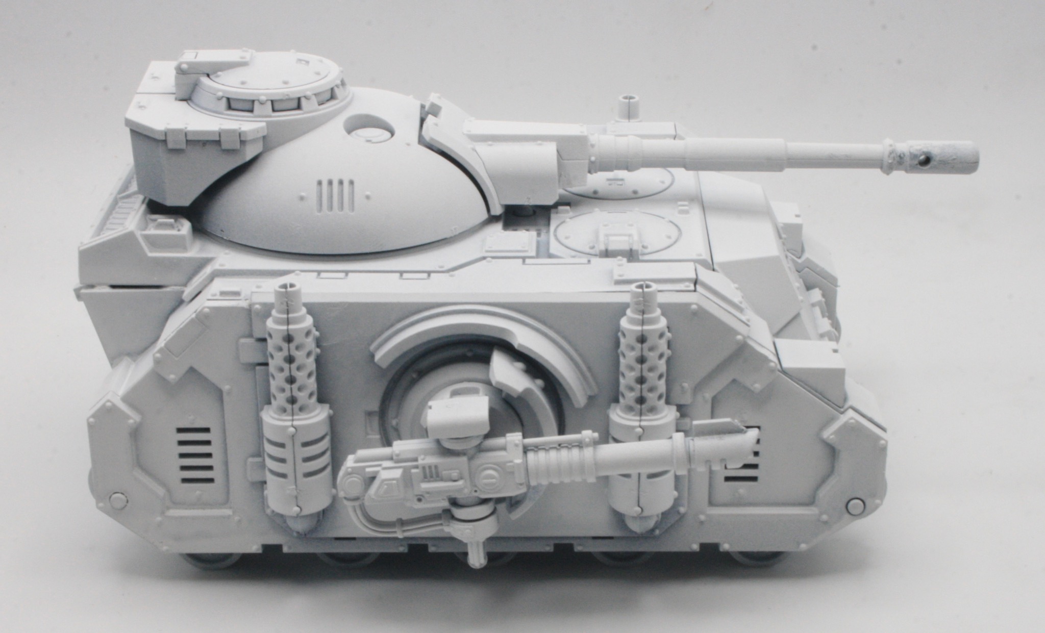 Undercoating the Deimos Pattern Predator Battle Tank - Felix's Gaming Pages